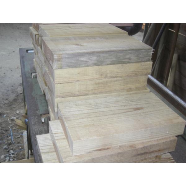 商品名　　　　　：日本ミツバチ巣箱用 杉板 木表上小無節（じょうこむぶし）加工形状・仕上げ：自然乾燥荒材サイズ　　　　　：276ｍｍ（長）×24ｍｍ（厚み）×150ｍｍ（幅）１箱入り数　　　：40 枚配送方法　　　　：ヤマト運輸：宅配便Fサ...