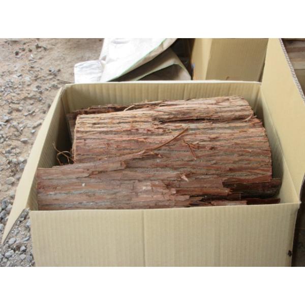 ■蜜蜂巣箱用　杉皮　乾燥材　約6キログラム■配達方法　　ヤマト運輸（送料は送料一覧表のヤマト運輸Eサイズをご参照ください）杉の丸胴式巣箱を作成の際に皮をつけたままにしておきますと幹と樹皮の間に虫が入りますので、はぎ取って自然乾燥させたもので...