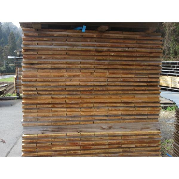 ※スマホで閲覧の際は「商品説明をもっとみる」をタップしていただくと、送料表のリンクと商品の詳細情報が確認できます。60日以上桟入れ自然乾燥させた割れや丸みの無い一等材の荒材です。防虫防蟻塗装して外壁の目隠しフェンス等にご利用ください。3m材...