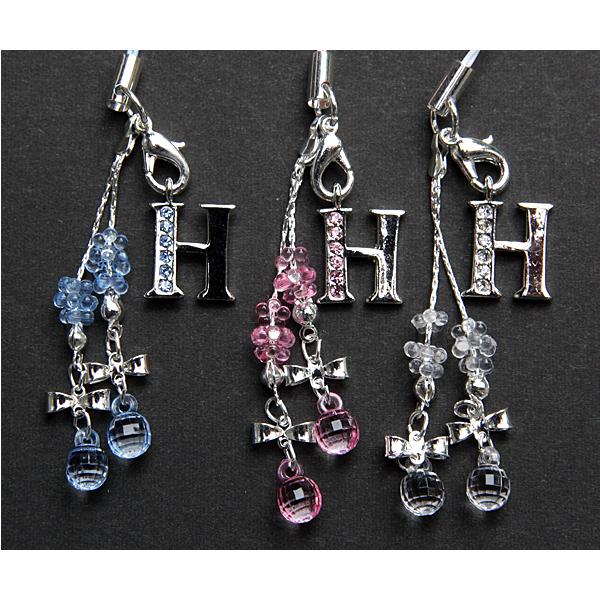 キラキラビーズ付きイニシャルストラップです。PP袋入りゆうパケット便対応です。高級ロジウムメッキなので色変わりしにくいです。