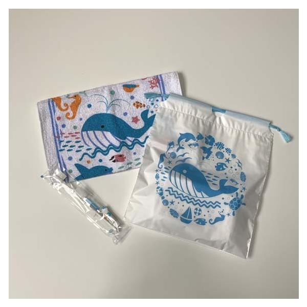 一枚あたり　142円(税別)タオルは　ブルーの、かわいい海の生き物たちが、プリントされ、 きんちゃく袋もブルーの、海の生き物たちが、描かれています。　ハブラシは こども用でかわいい柄甘いハミガキ粉が入っています。