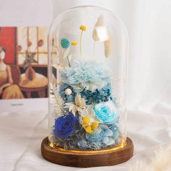 花の主な花材:カーネーション ブーケ補材:バラ。エクアドル産輸入バラを選んで本物の花を作り、3 ~ 5年保持できる.プリザーブドフラワーは、生花に特殊な染料で色付けし、枯れない花にしたものです。よく、ブリザーブ、ブリザード、ブリザーブド、プ...