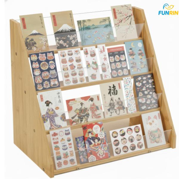 【見やすい4段×透明板】34×20.7×31cmの段差＋前面アクリルで上段が下段を覆いにくく、カードやしおりが倒れにくい設計。視線誘導もしやすく、レジ横でも訴求しやすい構成です。【省スペースで卓上向け】奥行約20.7cmのスリム設計でカウン...