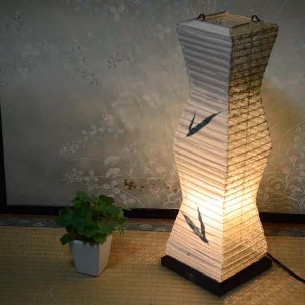 和紙を使用したフロアライトです。シェード越しにほのかにこぼれる灯りはお部屋に彩りを加えてくれます。和風のお部屋や寝室のアクセントにおすすめの日本製和風フロアライトです。＜関連ワード＞フロアライト フロアランプ 間接照明 スタンドライト スタ...