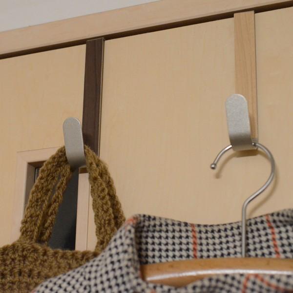 ドアに引っ掛けるだけで簡単に収納場所が増やせるドアフック。壁に穴を開けないので心おきなく使うことができます。シンプルなデザインでどんなインテリアにも合わせやすいです。＜関連キーワード＞壁を傷つけないフック 壁 穴開けない　穴開かない 引っ掛...