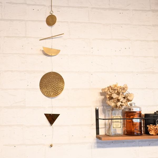 おしゃれな真鍮製のガーランド。縦長タイプですので窓際に吊るすのがおすすめ。裏表で表情が異なります。光を受けてキラキラする感じも素敵です。先端がフック状になっているので引っ掛けるだけで設置できます。＜関連ワード＞ガーランド 窓 壁 吊り下げ ...