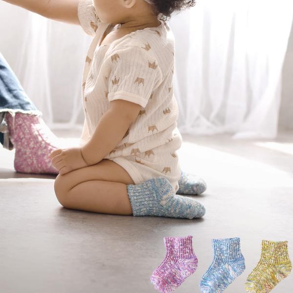 赤ちゃんのお肌にいちばん近いものだから、素材にしっかりこだわりました。こちらのベビーソックスは、やわらかく通気性のよい綿素材を使用した、安心の日本製。ふんわりと包み込むような履き心地で、デリケートな肌にもやさしくフィットします。裏側には滑り...