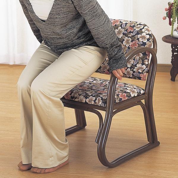 握りやすい取っ手で、楽に立ち座り！アーム部分は曲線フレームで、籐ならではのあたたかみをさらに感じられます。脚部は安定感のあるフラットな構造で、畳や床を傷つける心配がありません。座面内寸はゆったりくつろげるワイドな44cm！*サイズ：約）幅5...