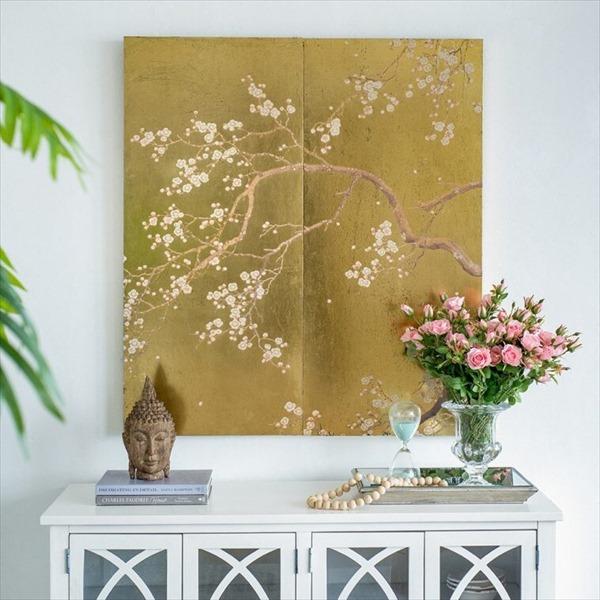 ゴールドに梅の花が引き立つモダンなアートパネルです。飾るだけで雰囲気あるお部屋に早変わり。自分用はもちろんのこと、新築・引っ越し祝いや結婚祝い・開店祝いなどの贈答品としても人気です。柄違いの2枚セットでお届けします。商品名：梅の屏風 アート...