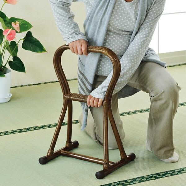 膝や腰の負担を軽減し立ち上がりをスムーズにしてくれるつかまり立ちステッキです。使い込む程に艶が増し年間通じて飽きのこないブラウンカラーです。手すり部分は滑りにくく、しっかりとつかむことができます。ラタン(籐）は引っ張り強度が非常に強く、しな...