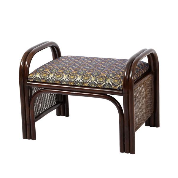 高級金襴をクッション生地に使用。しっかりと安定感のあるアーム付の正座椅子は、仏前で正座する時法事の時に重宝します。高級金襴を使用している為仏間を優雅で荘厳ある空間に演出します。長時間座っても疲れが少なくご仏前に風格と彩りを演出してくれます。...