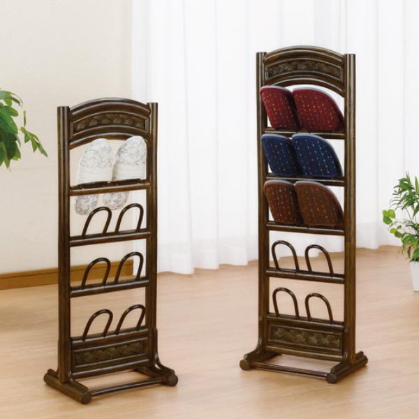 お客様がこられたときには、サッと取り出せるスリッパラックがほしい！そんなあなたにオススメのラタン製スリッパラック。薄型で場所をとらず、玄関先もスッキリ！玄関を軽やかにラタンの繊細な表情が魅力。サイズ：幅31×奥行23×高さ95cm重量：約2...