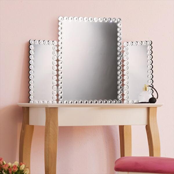 クリスタル調の装飾が豪華な三面鏡です。さまざまな角度からの身だしなみチェックに便利です。商品名：三面鏡サイズ：W78×H54×厚さ2cmミラー部分：（左右）W12×H32.5cm（中央）W33.5×H47.5cm重量：約6.5kg材質：4m...