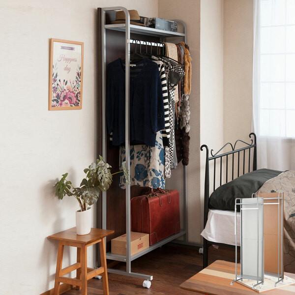 パーテーションを設置するだけで簡単にお部屋を間仕切る事ができます。目隠し部分は清潔感際立つホワイト色、木目の温かみの落着きあるナチュラル色、モダンな印象のダークブラウン。キャスター付きでサッと移動ができて、奥行も薄型で圧迫感がありません。裏...