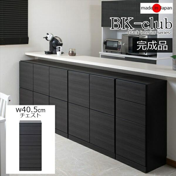オールブラックで仕上げた薄型カウンター下収納シリーズは風格のある存在感。傷がつきにくい強化プリント紙を使用した、木目の入ったブラックは高級感があり、お部屋をシックに演出します。商品名：スタイリッシュブラック 薄型カウンター下収納 引出し+扉...