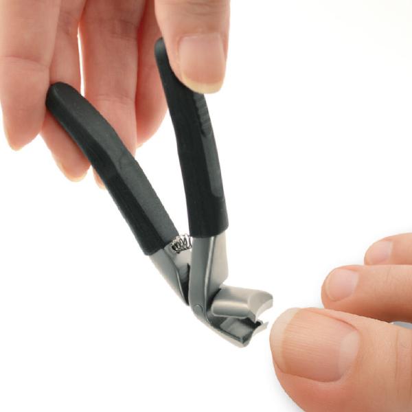 ●斜めに角度がついたヘッドが、手首や腰への負担を軽減。　また、握りやすい持ち手は力が入れやすく、少ない力で簡単に爪が切れます。●こんな方にオススメ！高齢で前屈みがしんどい、お腹が邪魔で届かない、腰痛で前屈みになれない●手元が見えて安心!!●...