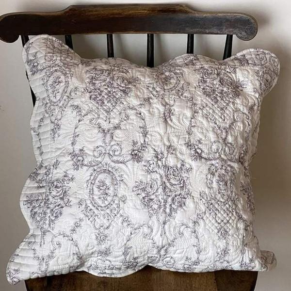 フランスの伝統色、シャトアイヤン色。明るいグレーと薄紫を合わせたような優しいお色でアンティーク調のローズ柄をプリントして仕上げたホワイトキルトの新シリーズ。●画像について　ご使用のモニターやPC環境により、商品色のイメージが異なる場合があり...