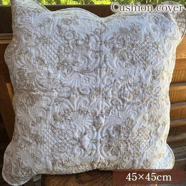 「fina beige フィナベージュキルト シリーズ」のクッションカバーです。表はホワイトキルト地に優しいベージュブラウンのプリント、リバーシブルの裏地は淡いベージュのキルトで、とても上品で優しい雰囲気のマルチキルトシリーズです。商品名：...