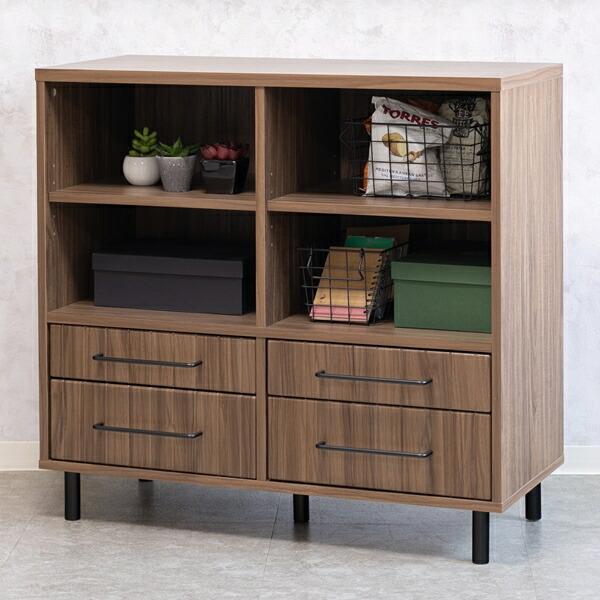 落ち着きのあるブラウンカラーなので大人な雰囲気が漂います。取っ手・脚部にアイアン素材をミックスしているため男前な雰囲気がお好みの方にもオススメです！引出し前板にスリットが入っているのもデザインのポイント。オープン部分の棚板は可動式で、物にあ...