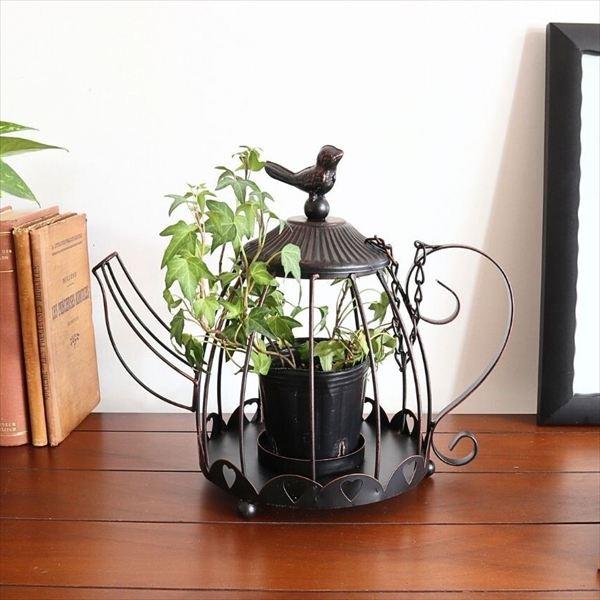 インテリアやガーデニングのアクセントになる、ティーポット型の可愛らしいデザインのアイアン製プラントホルダーです。3号ポットがそのまま入るサイズで、植物を手軽に飾ることができます。また、LEDキャンドルホルダー（ランタン）としても使用可能で、...