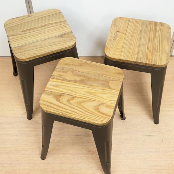 メタルスツール ウッド　人気のメタルスツールです。※単品の他にお得なセット販売もございます。4脚までスタッキング可能です！■サイズ・容量：W390×D390×H450■カラー：脚ブラウン/脚ブラック■生産地：中国■素材・成分：本体：スチール...