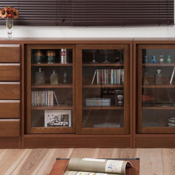 圧迫感がなく、シンプルデザインに仕上げたDELUXシリーズ。桐の木目とデザインが優しい雰囲気を醸しだす、職人が組み上げた、日本製の完成品のカウンター下収納。引き戸式のカウンター下収納は、滑車付きで動きもスムーズ。取り出し易い引き戸式でキッチ...