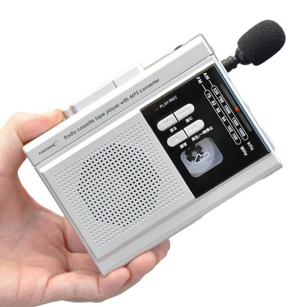 録音もできる小型ラジカセです。商品名：コンパクトラジカセ デジタル変換機能付きサイズ：(約)幅12×奥行3.7×高さ8.8cm重さ：(約)230g素材：ABS樹脂中国製電源：単3形乾電池2本使用(別売)・USB給電(DC5V/0.5A)受信...
