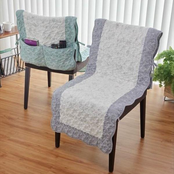 前脚と背もたれにひもがあり固定可能で、ズレ防止になります。背もたれの所に、小物を入れるポケットが付いているので、新聞紙を入れたり、普段よく利用する小物を入れると無くし物防止にぴったりサイズが長い為、膝下まで守られます。生地は綿100％のサラ...