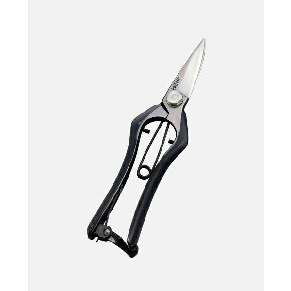 ●丈夫で切れ味のよい鍛造仕上げの剪定芽きり鋏です。細身の剪定型の刃のため、刃元で少し太い茎や小枝を切ることができます。●果樹の芽きり、摘果、野菜の収穫他。●全長： 190mm【メーカー名】（株）豊稔企販【メーカー品番】HT-2682