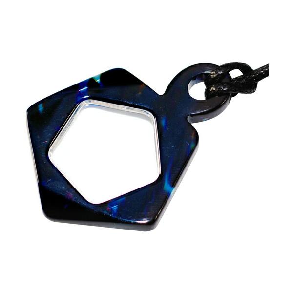 ●素材： 本体/アセテート、レンズ/アクリル、ひも/合皮●本体サイズ： タテ63×ヨコ47mm●倍率： 1.75×●レンズサイズ： タテ29.5×ヨコ31mm●備考： ひもの長さ/約92.5cm【メーカー名】（株）パール【メーカー品番】07...