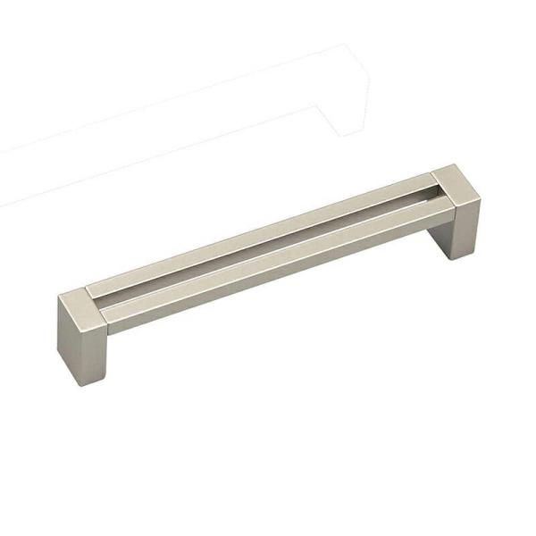 ●本体中央部にアクセントを持たせたハンドルです。●色： シャンパンシルバー●ピッチ： 128mm●長さ： 136mm●高さ： 25mm●材料： アルミニウム合金（ADC）●パッケージ表記・刻印： GURPPO CONFALONIERI、CO...