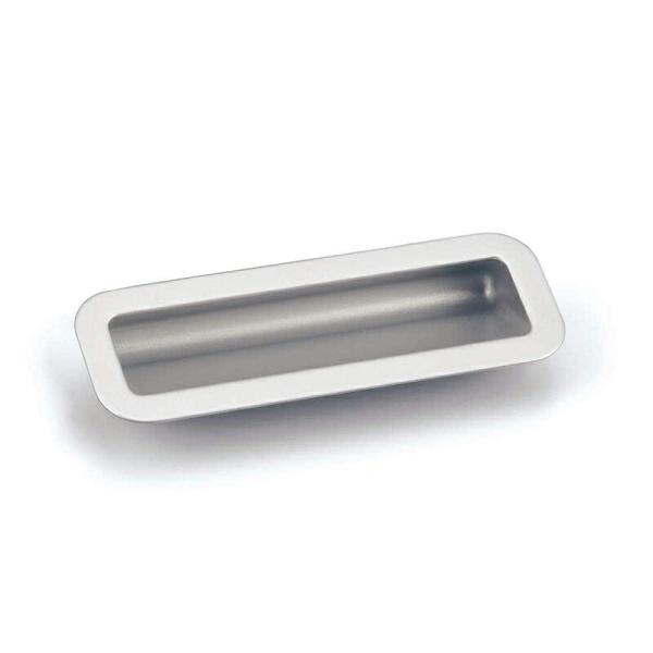 ●シンプルで洗練されたデザインの掘込引手です。●本品は手掛かりがあります。●ピッチ： 128mm●長さ： 140mm●高さ： 1.5mm●材料： 亜鉛合金（ZDC）●仕上・色： マットシルバー●パッケージ表記・刻印： PAMAR、パーマー【...