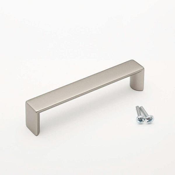 ●マット仕上のシンプルで洗練されたデザインのハンドルです。●ピッチ： 128mm●長さ： 136mm●高さ： 31mm●材料： 亜鉛合金（ZDC）●仕上・色： マットクロム●付属品： 十字穴付トラス小ねじM4×25●パッケージ表記・刻印： ...