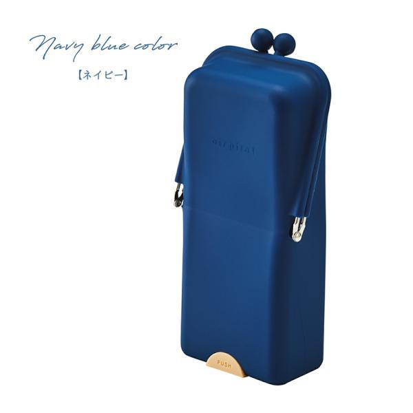 ●置くだけピタッとたおれないペンケース●空気のチカラでくっつく吸盤●タテにもヨコにもスマホが置ける●大容量！ガバッと開くがま口タイプ●色： ネイビー●本体サイズ： H207×W97×D51mm●本体重量： 176g●材質： シリコーンゴム、...