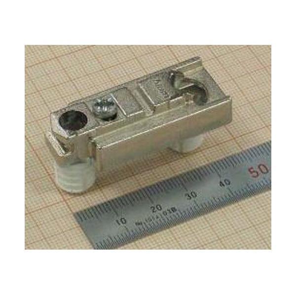 ●扉側ヒンジ(台座)です。※ヒンジ（品番：Bヒンジ71-658CA-X）と台座をまとめて交換ください。※この商品はBヒンジB11B1FFザXの後継品です。【メーカー名】（株）LIXIL【メーカー品番】A-BヒンB11B1FFザ