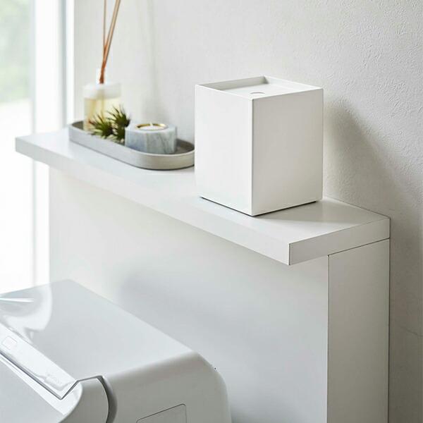 ●トイレットペーパーをコーナーに隠して収納。 コーナーに置けば存在を主張せず、空間に美しくなじみます。●上はトレイになっているので、芳香剤や消臭スプレーを置くことができます。●生理用品などを隠して収納することも可能。●お掃除などの持ち運びに...