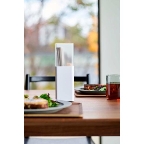 ●カトラリー類をスリムに立てて、食卓にコンパクト収納。 ●蓋付きでホコリも防止。 ●深さが異なる仕切り付き。 ●各底面には音や滑りを防止するマット付き。 ●長さ違いのカトラリーをまとめて収納。 ●パーツはすべて分解して洗えます。 ●商品サイ...