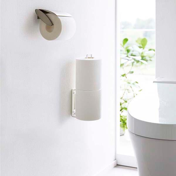 ●石こうボードピンで壁に浮かせて設置できるトイレットペーパーホルダー。●トイレットペーパーを差し込むだけの簡単収納。●トイレットペーパーを2個、浮かせて収納できます。●ホルダー部に幅があるので、トイレットペーパーをしっかりとホールドしてくれ...