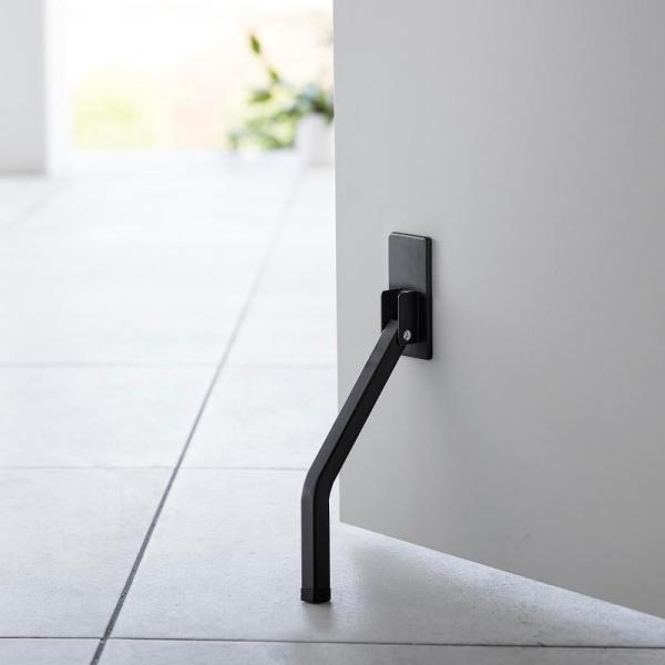 ●立ったまま片足で操作できる玄関ドアストッパー。●サッと広げてサッとしまえるシンプルで機能的なドアストッパーです。●立ったまま片足で開閉できるので、荷物などで両手がふさがっていても便利。●引っ掛かりがあるので足で簡単に上げ下げができます。●...