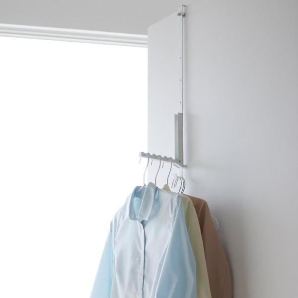 ●使わない時は折り畳める衣類スチーマー用ドアハンガー！●手軽にシワを伸ばせる衣類スチーマーをサッと使える折り畳みのドアハンガーです。●ドアに引っ掛けて固定するだけの簡単取り付け。●2つのネジでしっかり固定するので、揺れにくく衣類スチーマーが...