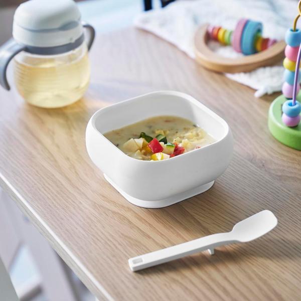 ●吸盤付きでボウルのフチに返しがあるのでスプーンですくいやすく、こぼれにくいシリコーン製のベビーフードボウルです。●シリコーン製でしっかり吸着するので、手づかみ食べの時期のお子様にもおすすめです。●取り外し用タブを持ち上げると吸盤が外れます...