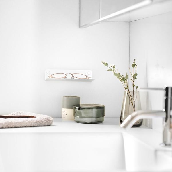 ●石こうボードピンで壁に簡単に設置できるメガネラックです。●入浴や洗顔時の一時置きに便利！●滑り止めシートが付いているので収納物のキズや滑り落ちを防ぎます。●スマホ置きとしての使用もおすすめで、付属のマグネットケーブルホルダーを本製品に取り...