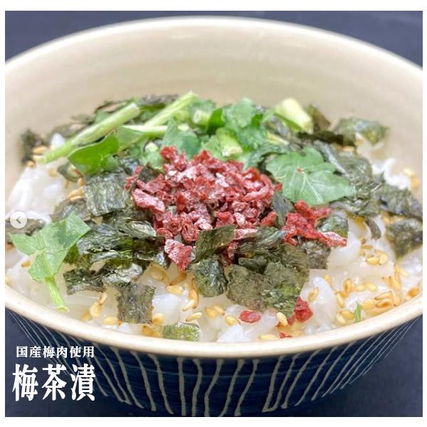 フリーズドライ加工により、国産うめ本来の旨味を損なうことなく、だしが効いた美味しいお茶漬にしました。■原材料：だし顆粒（食塩、乳糖、酵母エキス粉末、かつお節エキス粉末、しょうゆ粉末、こんぶ粉末、かつお節粉末、しいたけエキス粉末、こんぶエキス...