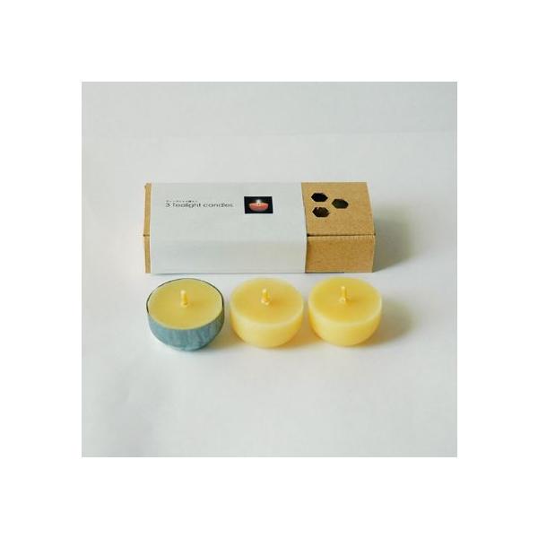 ブリキ容器入りの３つ入りが登場！○商品名:蜜蝋（ミツロウ）キャンドル　ティーライト　3個入○特徴:ゆっくりと燃えすすむ炎がとても美しいキャンドル。ホホバオイルが入りさらに燃焼が安定。何度も使えるブリキの容器つき。○内容量サイズなど:幅3.9...