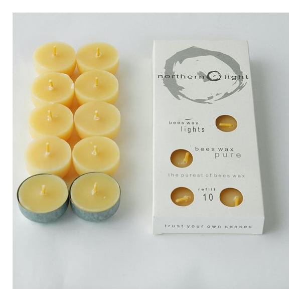 代表的なキャンドルおすすめ商品○商品名:蜜蝋（ミツロウ）キャンドル　ティーライト　10個入○特徴:美しい炎、長い燃焼時間など、もっとも完成度が高いノーザンライト社を代表するキャンドル。ミツロウが溶け残らないよう設計された使い回し用ブリキ容器...