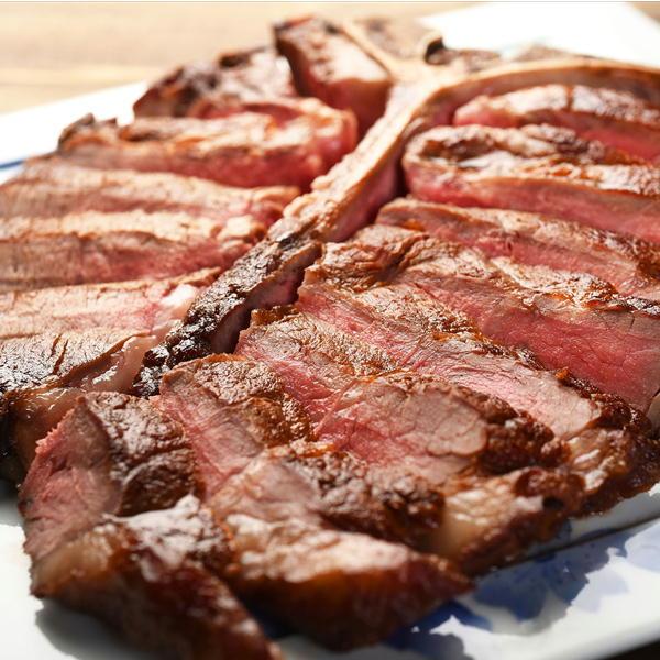 肉の王様ジューシーな「サーロイン」と上質で希少な「ヒレ」の高級肉の2種を楽しめる贅沢でワイルドな一品。旨味が凝縮された骨周りの肉もまた格別な味わいです。迫力のある大きさも好評です。品名　オーストラリア産Ｔボーンステーキ内容量　400gx2賞...