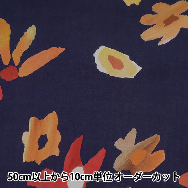 リバティのデザイナーが手染めの紙をカットしコラージュをしたエネルギッシュな花柄です。紙をちぎって作った大きな花の形をフィーチャーした1963年のアーカイブデザインをベースに制作されました。タナローン生地は薄くて軽く、織の密度が高くてしなやか...