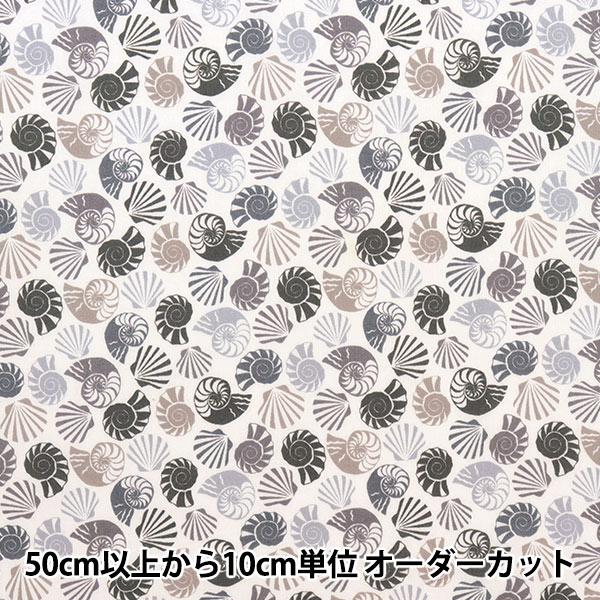 海岸を散歩して貝殻や化石を集めている様子を切り紙で表現した、多方向のデザインです。タナローン生地は薄くて軽く、織の密度が高くてしなやか。豊かなドレープ性があり、柔らかな肌触りが特徴です。[シー・セルズ・シー・シェルズ She Sells S...