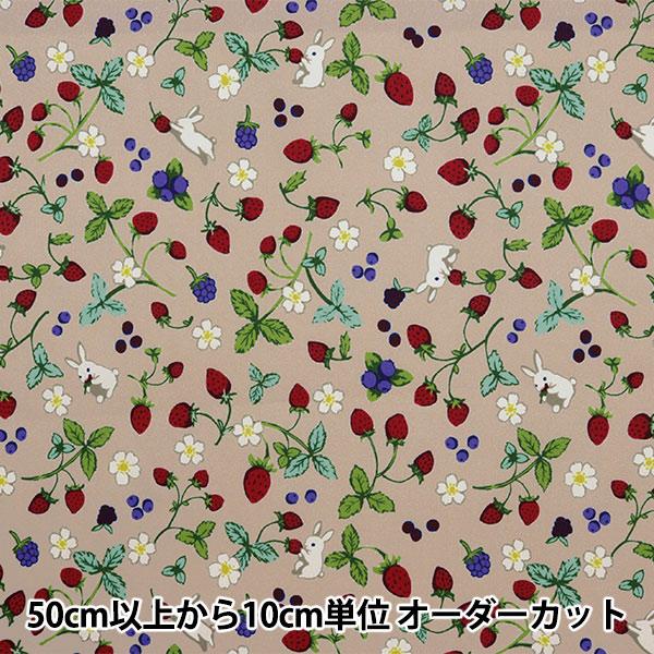 イチゴとうさぎが可愛らしい苺柄プリント生地。滑らかな表面としっかり感があり、普通厚のポリエステル100%の広幅生地なので、効率よく使えます。エコバッグ、ガーデニングのエプロン、テーブルクロス、ランドセルカバーや小物作りにおすすめです。[はっ...