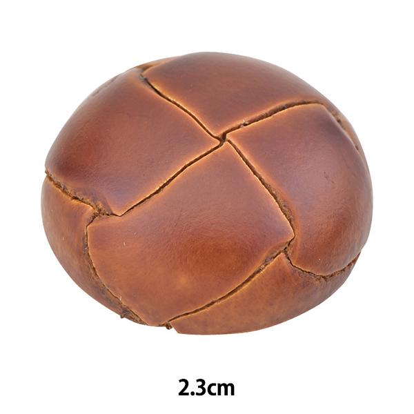 本革製のクラシックな雰囲気のボタンです。丸みのあるバスケット型。ジャケットやコートの装飾にどうぞ。※洗濯やクリーニングの際は衣類から取り外して下さい。[釦 ぼたん 皮 皮革 バスケットボタン ドーム型]◆材質:本革◆サイズ:2.3cm
